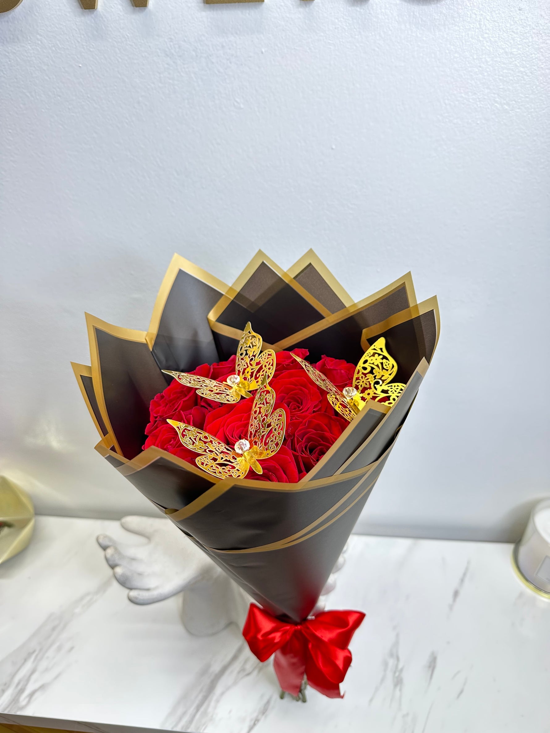 Ramo Buchon 12 Red Roses (Round) – Lovely Flowers