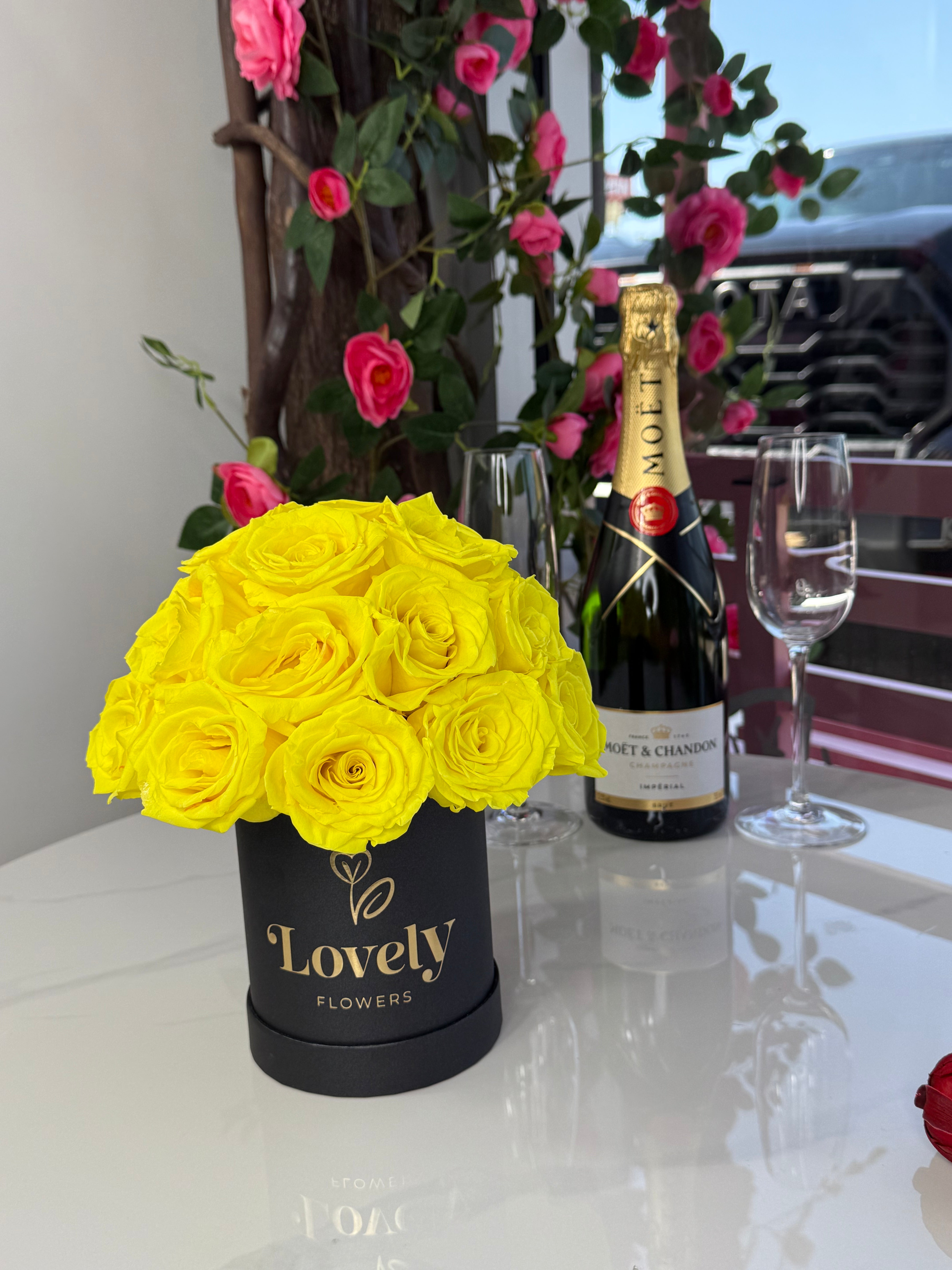 25 Yellow Everlasting Rose Box – Lovely Flowers
