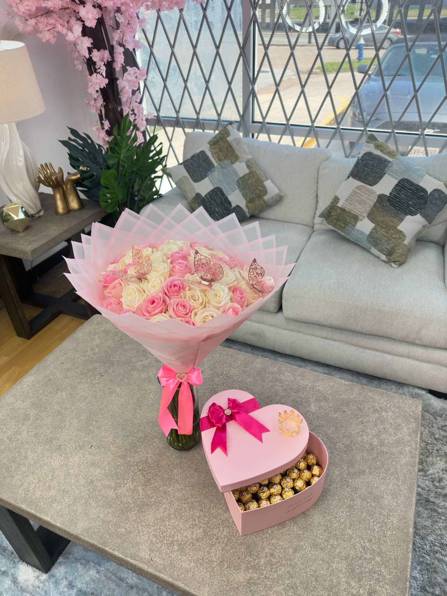 25 Pink & White Rose + Chocolate Box – Lovely Flowers
